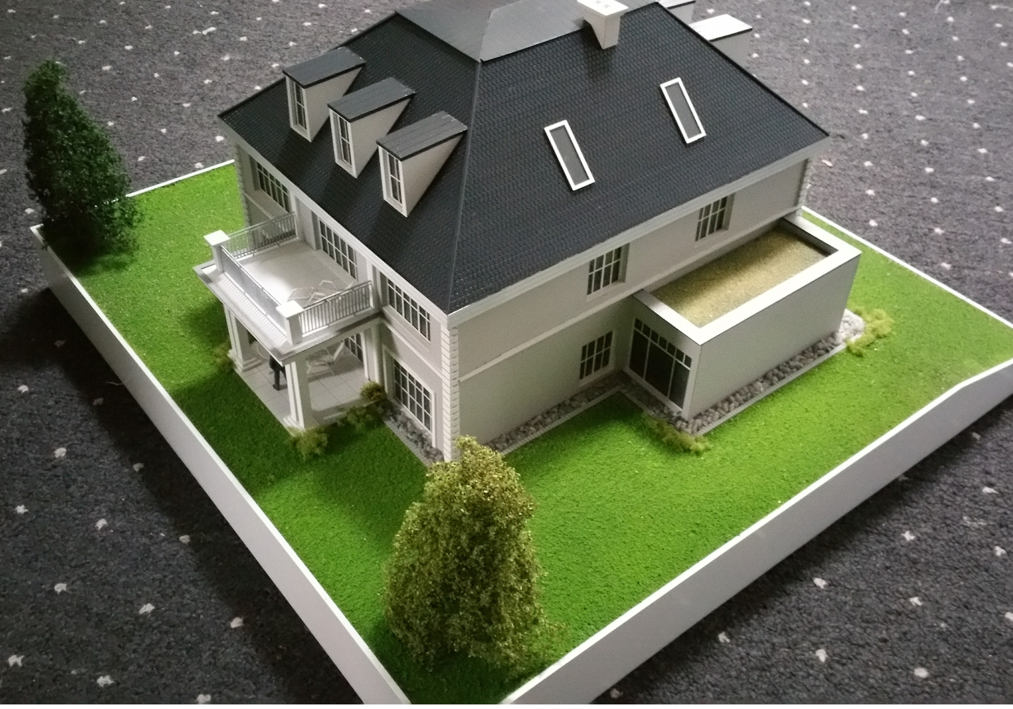 Architekturmodell eines attraktiven Einfamilienhauses